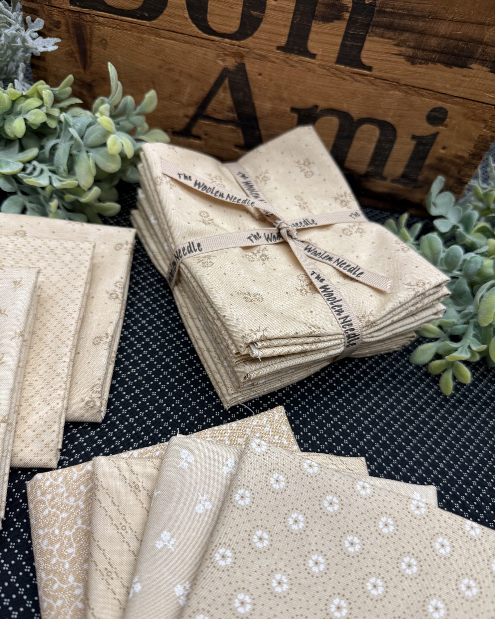 Blackbirds Nest Neutral Fat Quarter Bundle - The Woolen Needle
