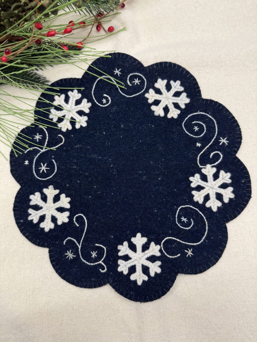 Snowflakes Shop Sample - King Sized Quilt - The Woolen Needle